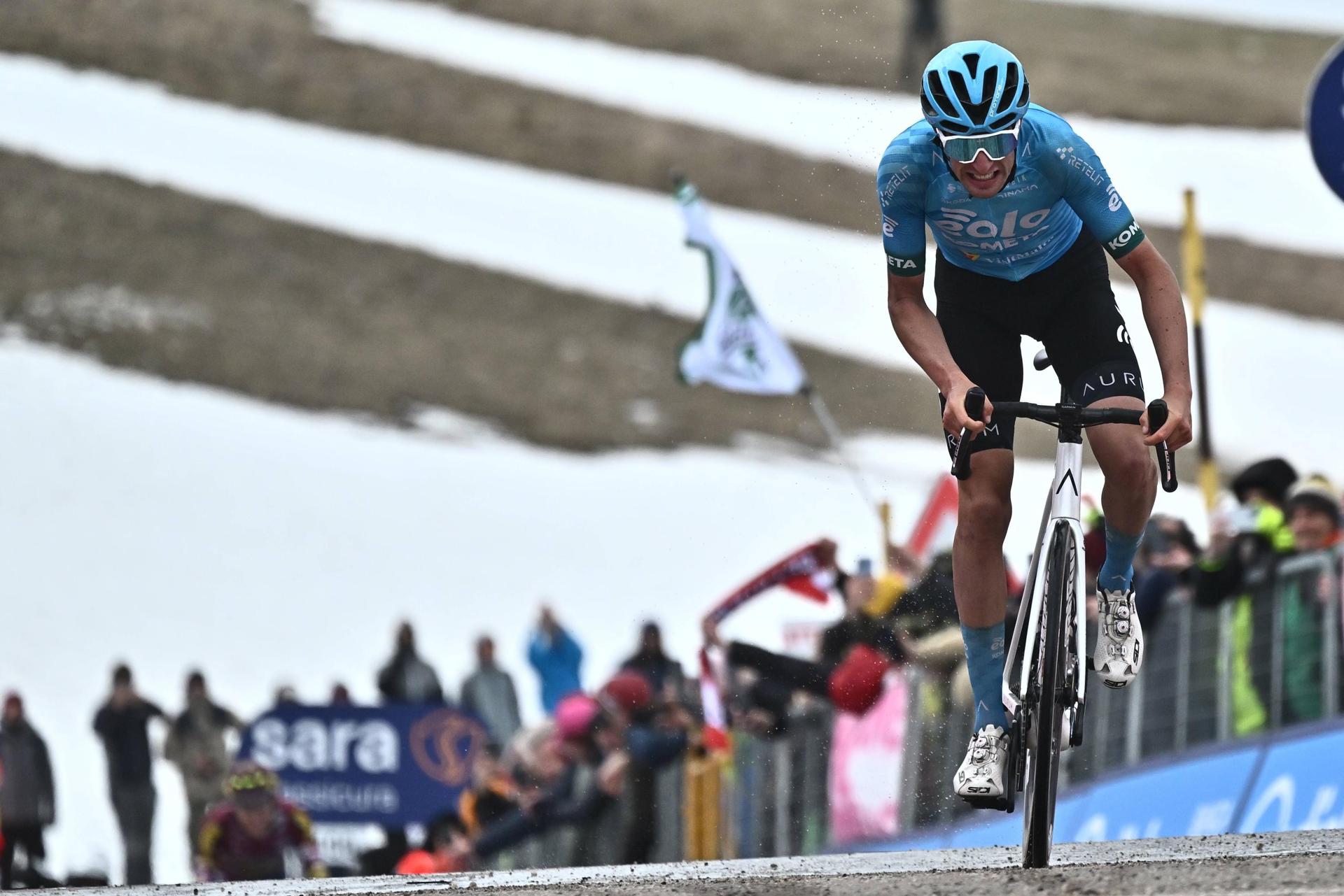 Giro de Italia 2023: Davide Bais conquista el Gran Sasso | Video ...