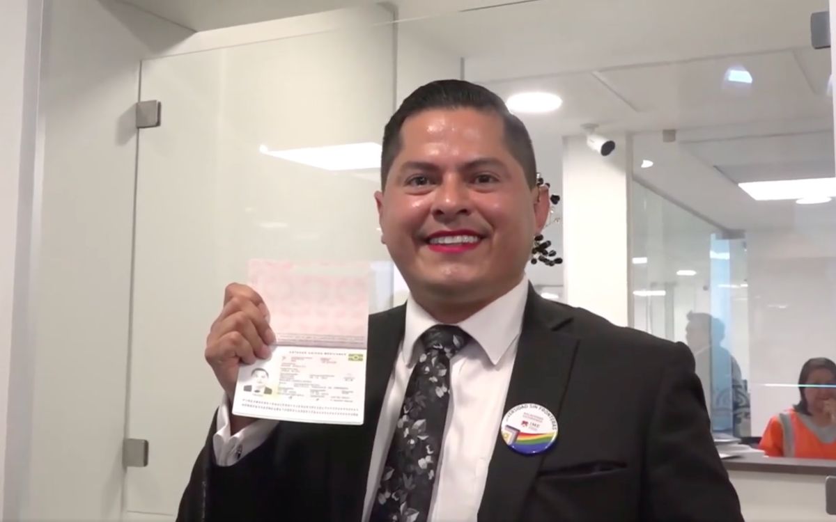 ¡Histórico! Primera emisión de pasaporte a persona con género no binario | Aristegui Noticias