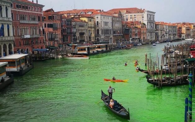 El agua del Gran Canal de Venecia se tiñe de un misterioso verde ...