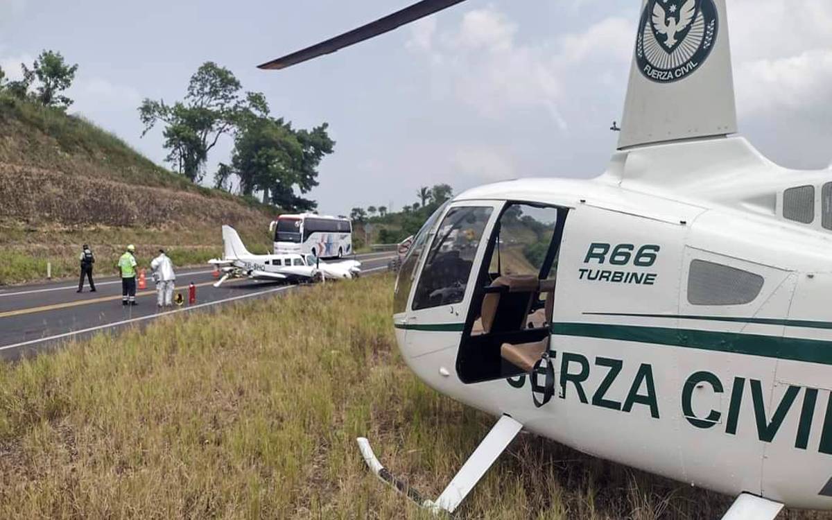 Aterriza de emergencia avioneta sobre autopista en Veracruz | Aristegui Noticias