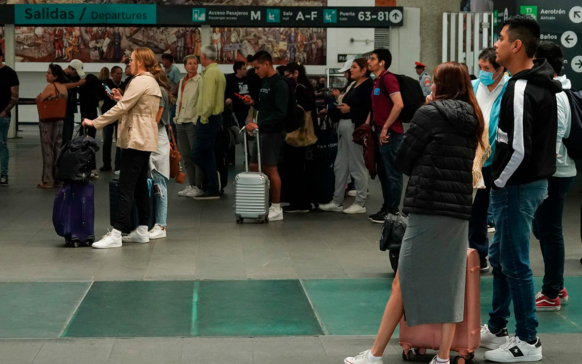 Unos 1,500 marinos lideran la seguridad del AICM este verano ...