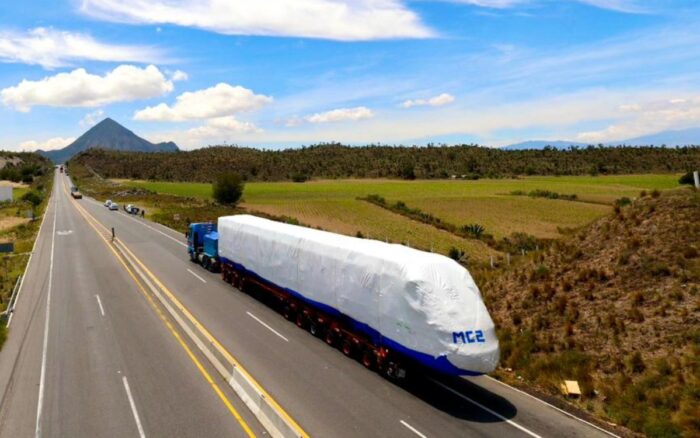 AMLO aborda el primer vagón terminado del Tren Maya | Video | Aristegui ...