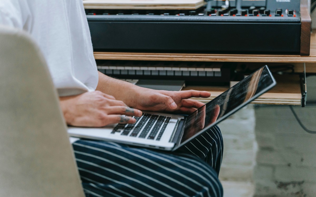 Meta lanza AudioCraft; IA para generar audio y música | Aristegui Noticias