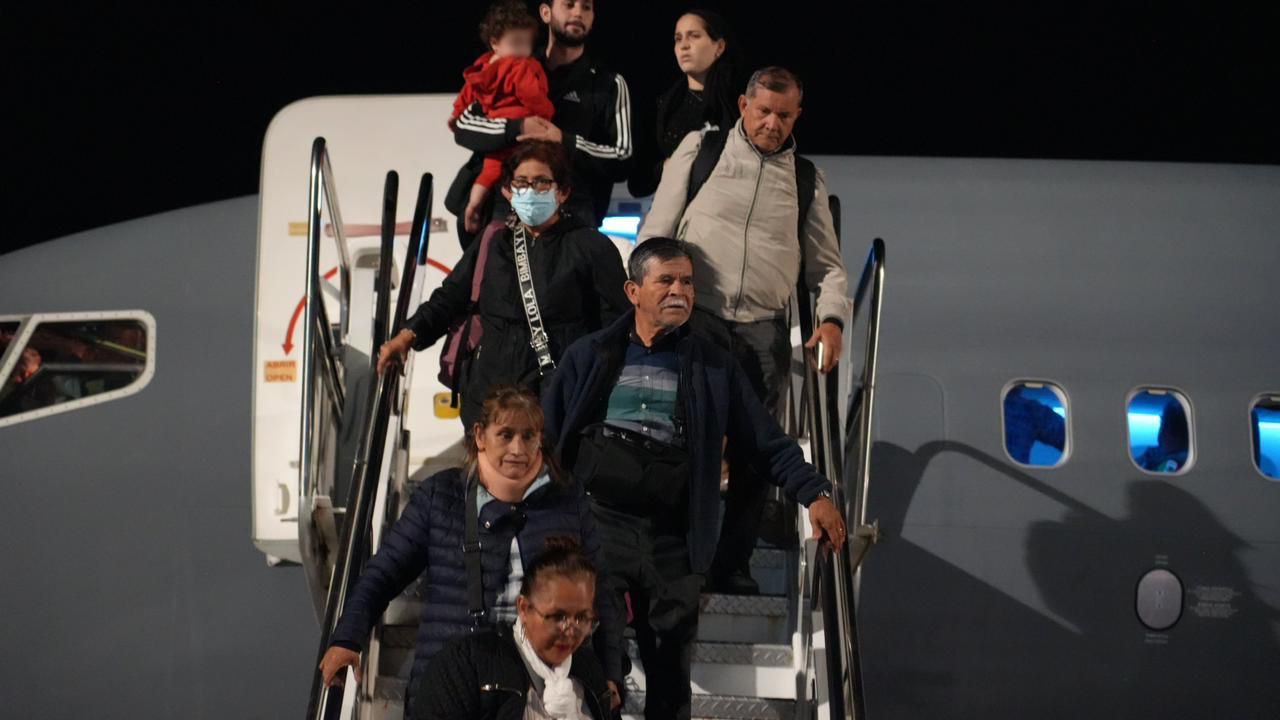 Llega al AIFA primer avión desde Israel con 135 mexicanos | Video | Aristegui Noticias
