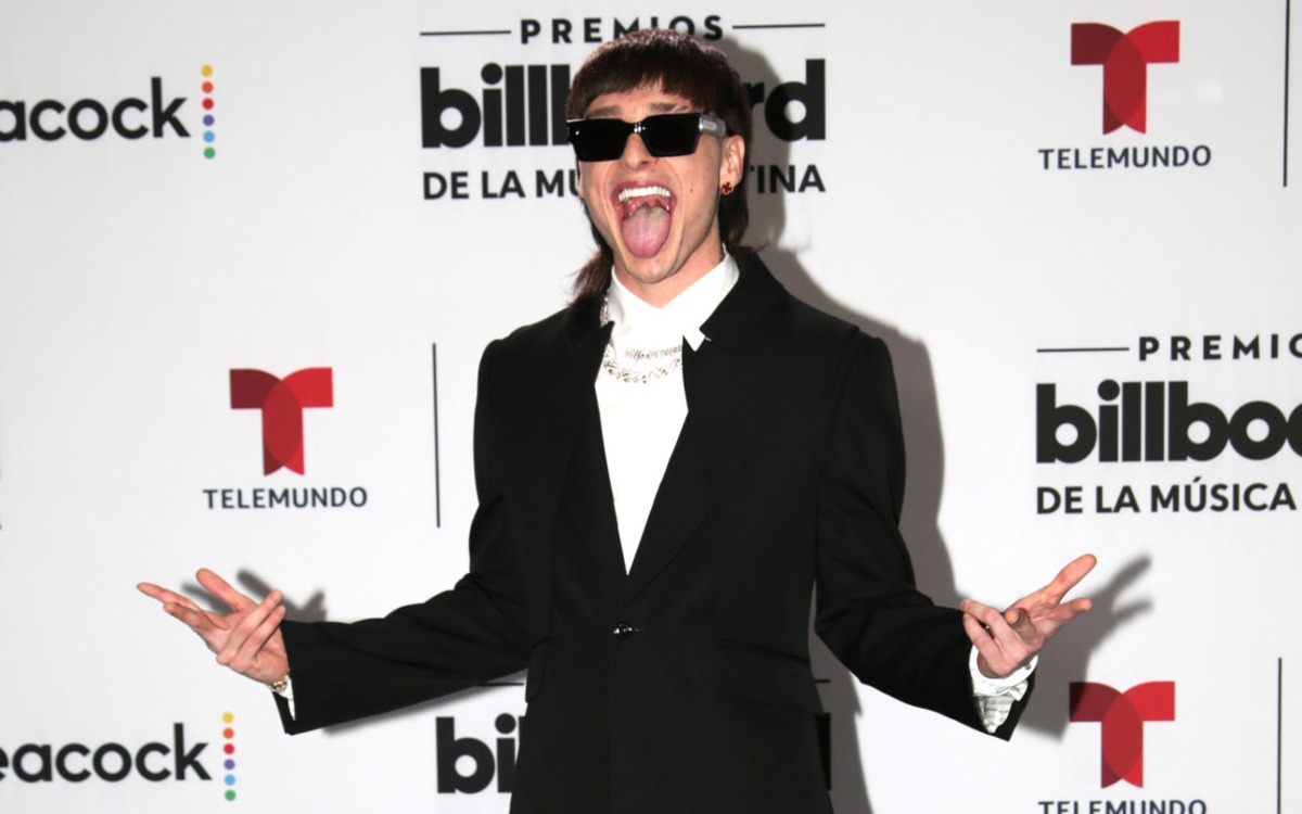 Peso Pluma destrona a Bad Bunny en los Premios Billboard | Aristegui ...