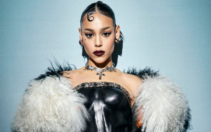 ‘Que me multen’, dice Danna Paola tras ser acusada de entonar mal el Himno Nacional | Aristegui ...