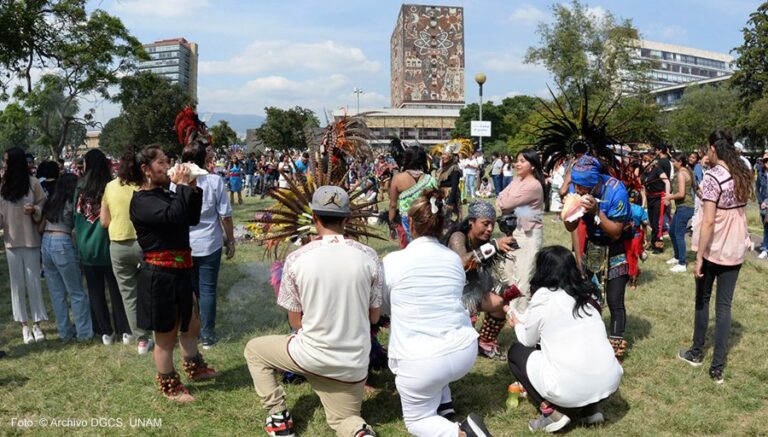 Videos y fotos | Miles hacen picnic masivo para ver el eclipse solar en ...