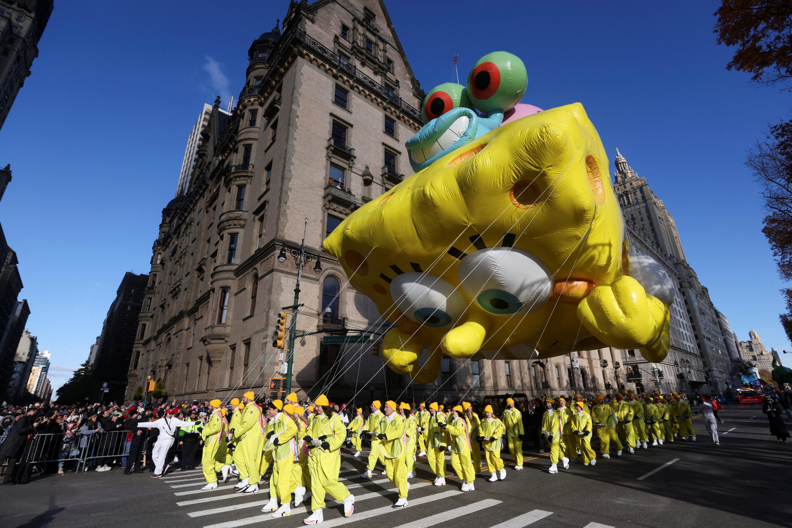 Pikachu, Grogu, Snoopy y más, flotan por las calles de NY en el desfile ...