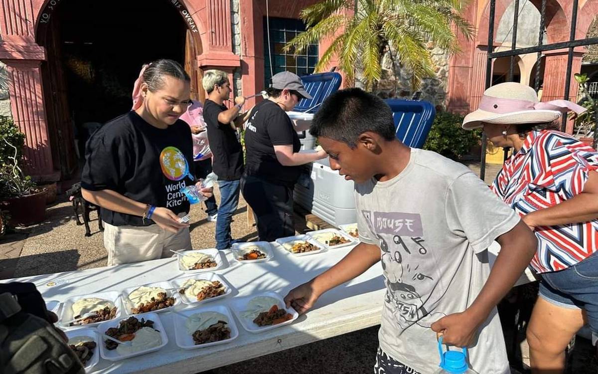 World Central Kitchen lleva alimentos calientes para personas ...