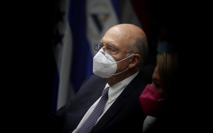 Justicia de El Salvador ordena arrestar a expresidente por encubrir masacre de guerra civil ...