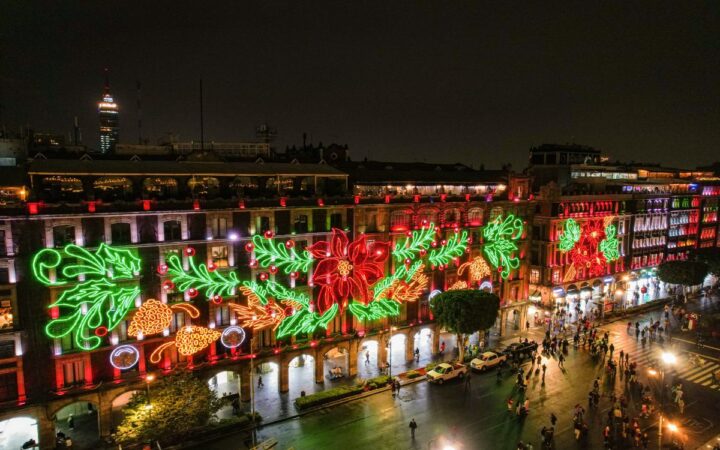 El Zócalo y el centro histórico de la Ciudad de México se iluminan por ...
