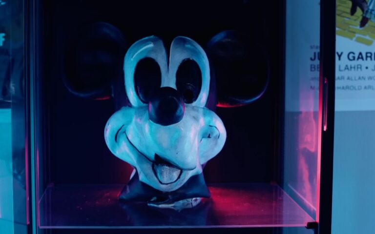 ¿La pesadilla de Disney? Anuncian película y videojuego de terror con Mickey Mouse asesino ...