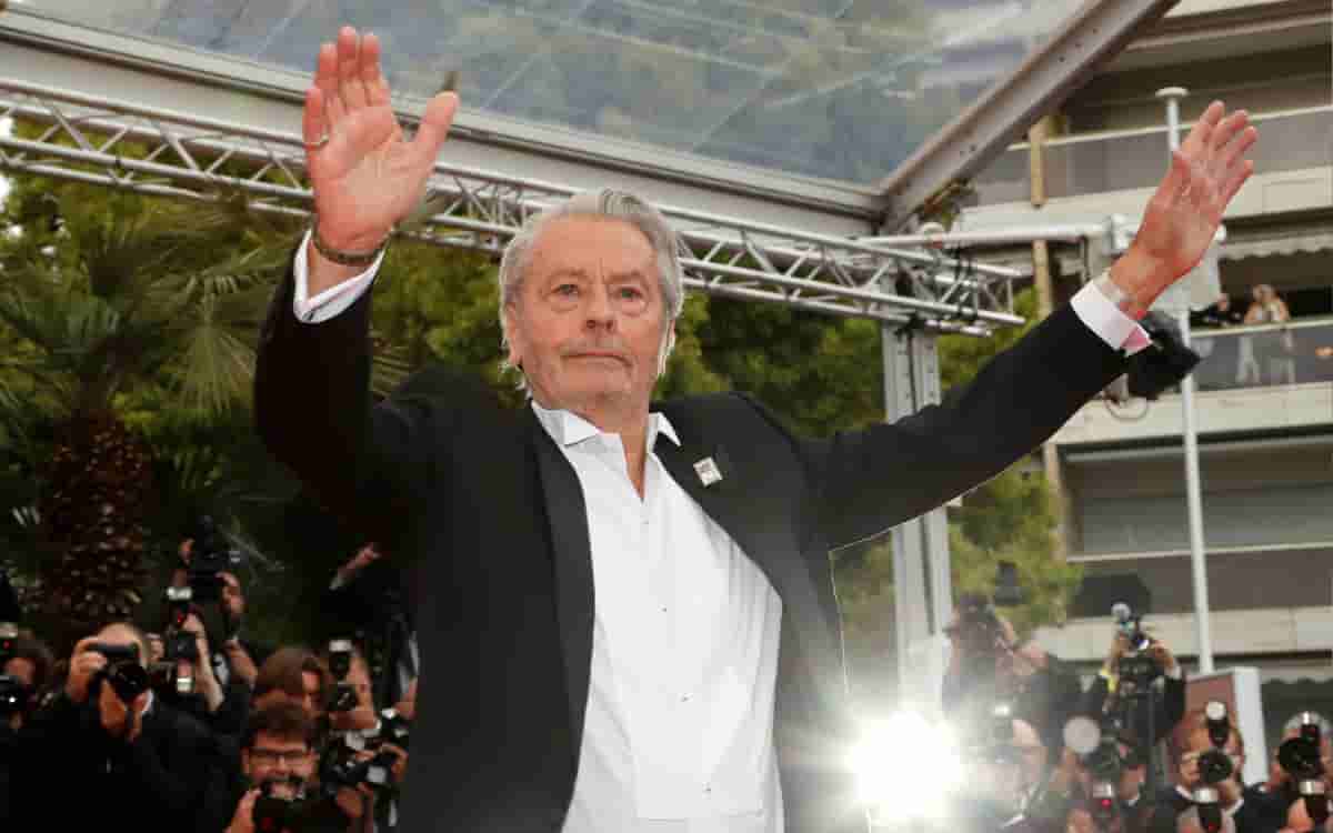 Confiscan 72 armas y 3 mil municiones al actor francés Alain Delon ...