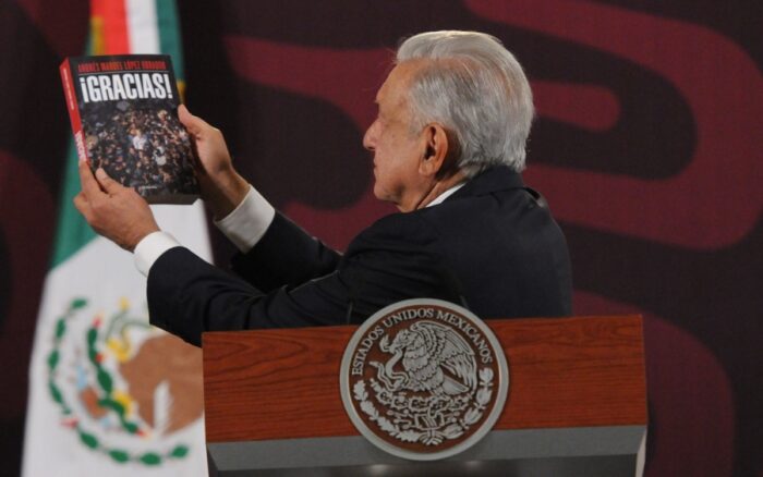 AMLO revela fragmento de su nuevo libro | conoce a quién lo dedica ...