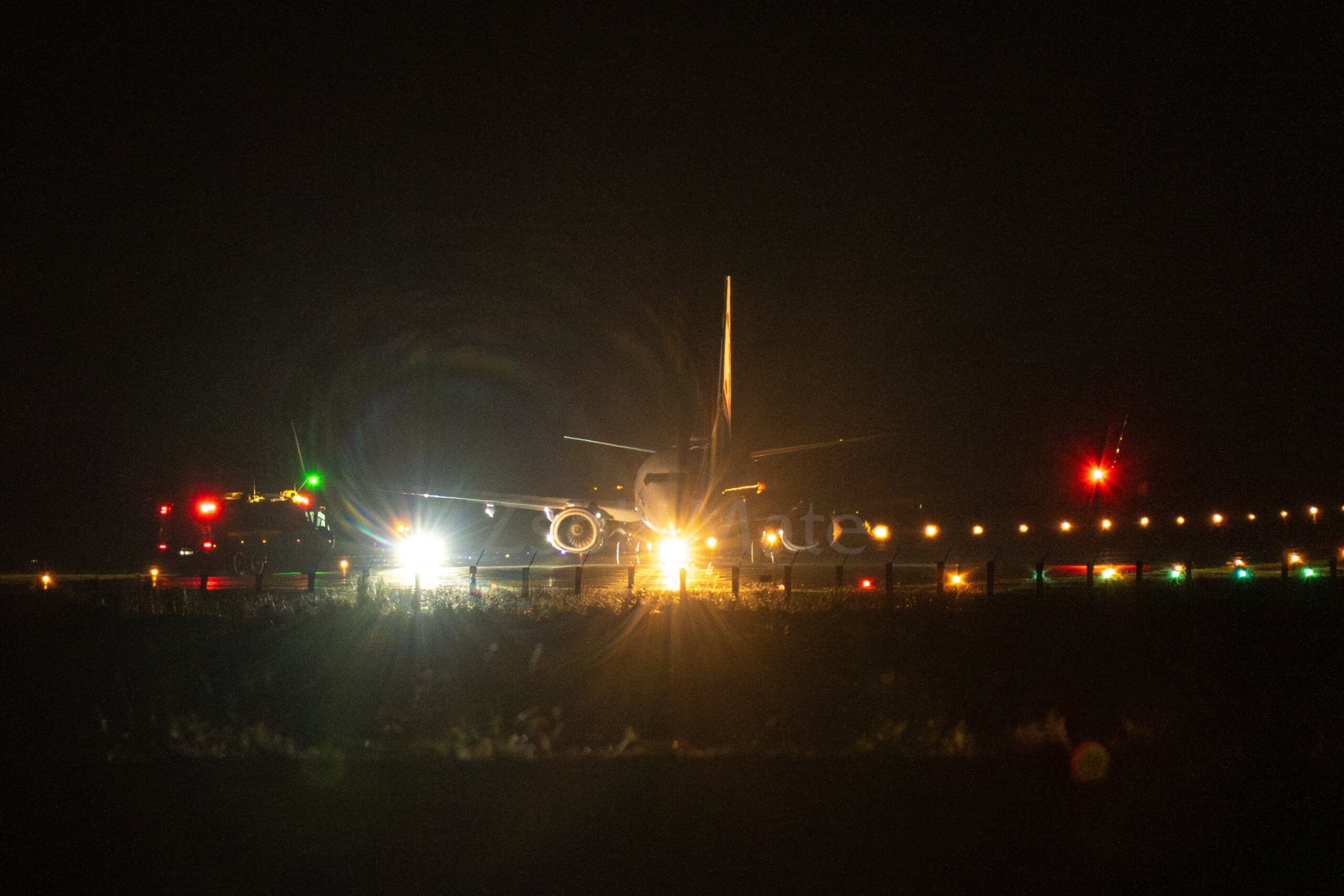 Aterriza de emergencia un avión de Virgin Australia con motor en llamas | Video | Aristegui Noticias