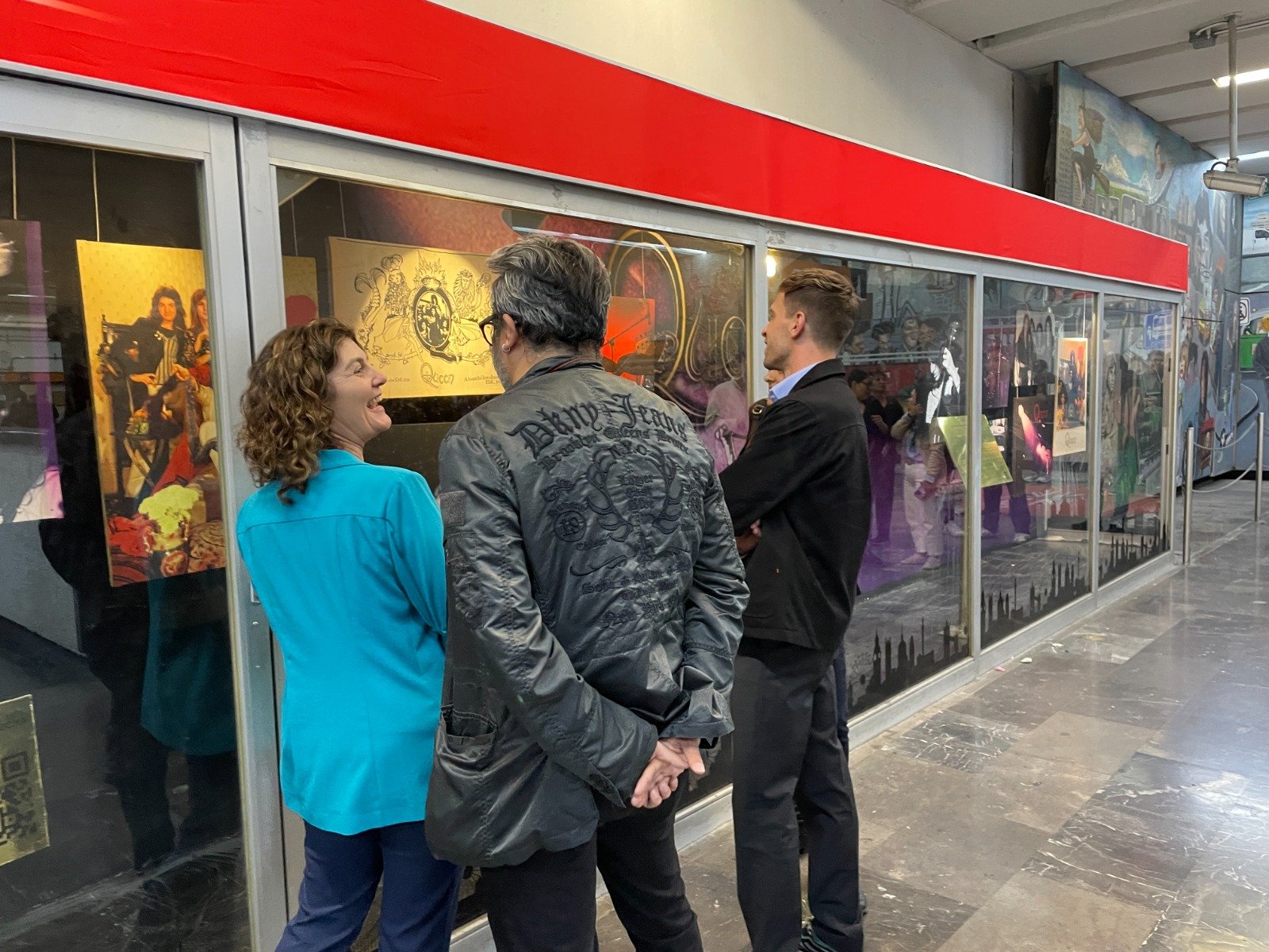 Queen llega al Metro CDMX; celebran medio siglo de su primer álbum ...