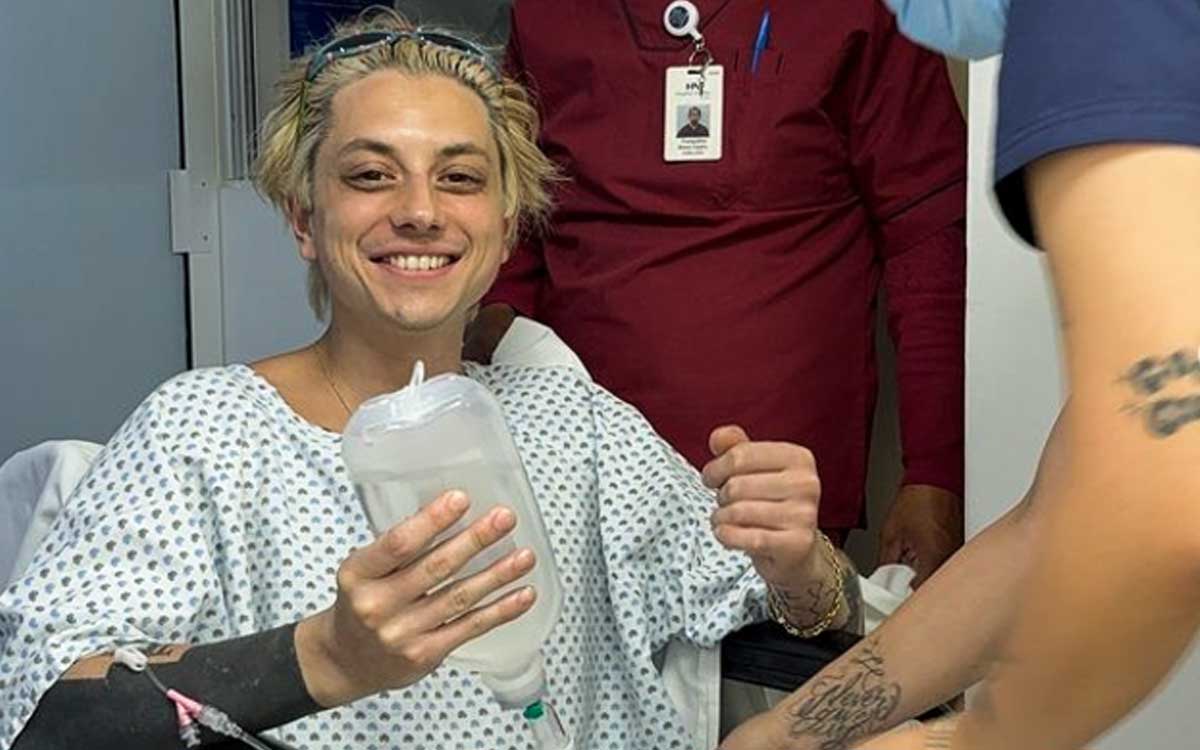 Paco Amoroso se recupera tras sufrir aparatosa caída durante concierto ...
