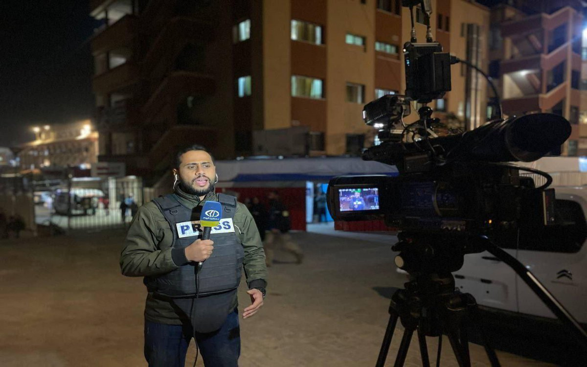 Muere periodista palestino y su familia tras bombardeo israelí en Gaza ...