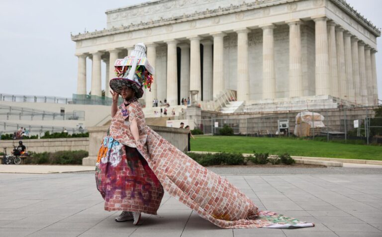 Con rabia y humor marcha del Orgullo LGBTQ+ apunta a Trump en ...
