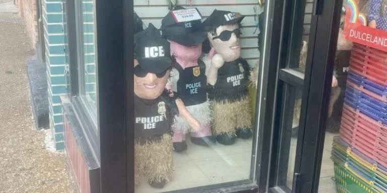 Video | ¡Dale, dale dale! En Chicago lanza piñatas de agentes ICE y se ...