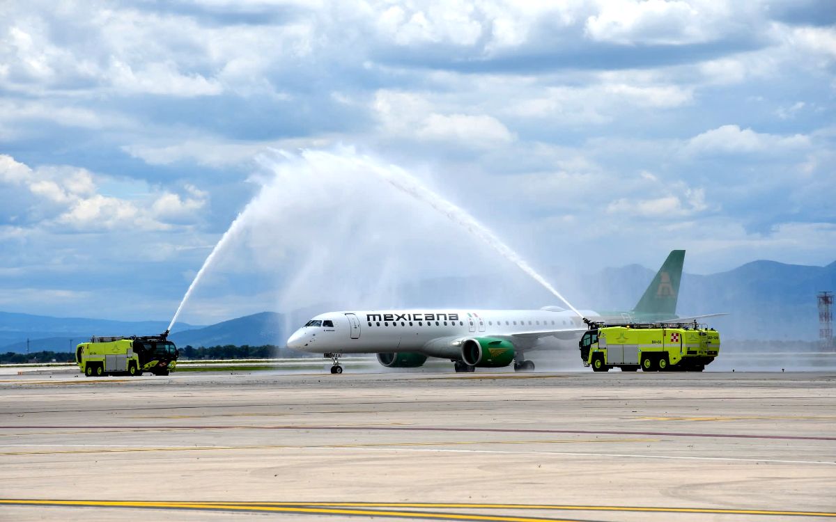Mexicana recibe el primero de 20 'Embraer E195-E2' para renovar su flota | Aristegui Noticias