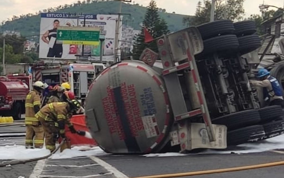 Vuelca pipa con 32 mil litros de combustible; anuncian quema controlada sobre la México-Pachuca ...