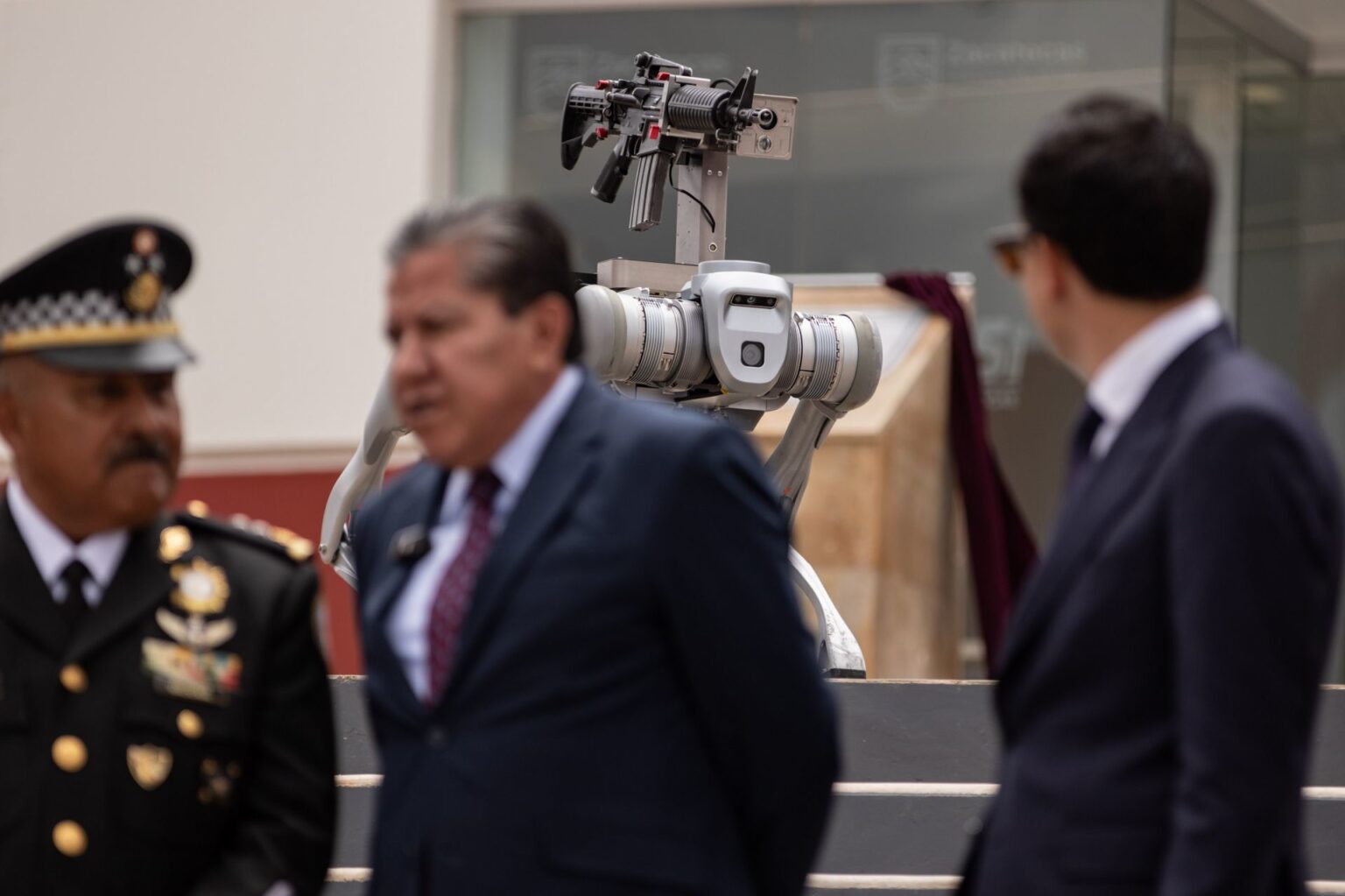 Perro robot armado llega a policía de Zacatecas | Aristegui Noticias
