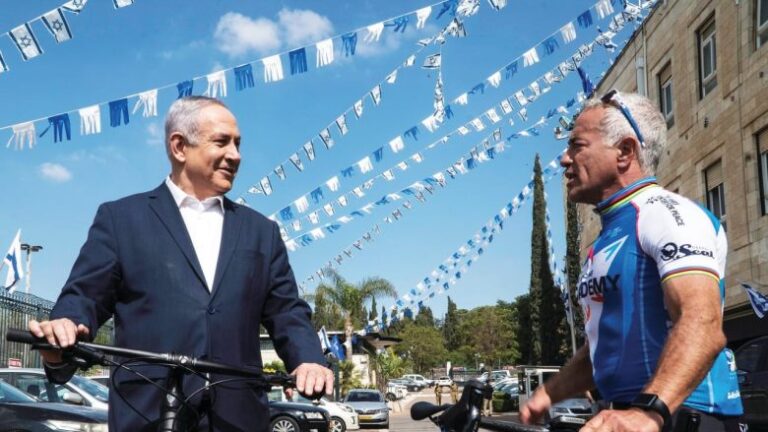 ¿Quién es Sylvan Adams, dueño del Israel Premier Tech? | Video ...