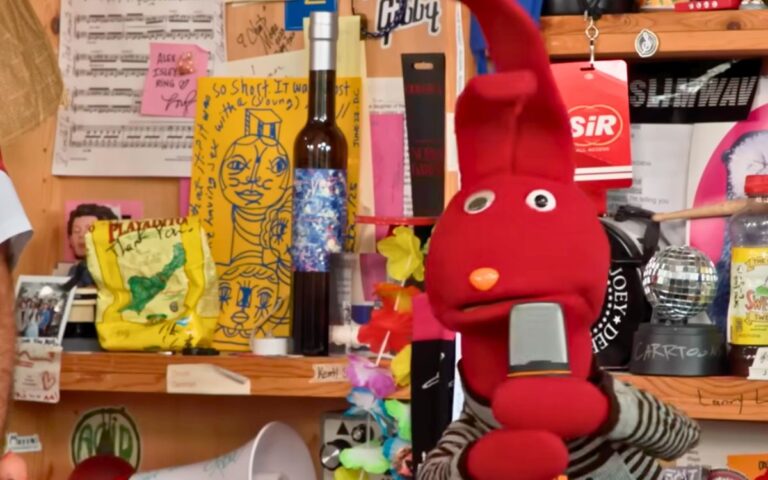 31 Minutos estrena concierto Tiny Desk lleno de clásicos y crítica social | Aristegui Noticias